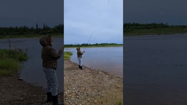 Подружка учится рыбачить 🎣