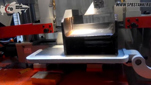 Ленточнопильный колонный станок Stalex TGK-4240 в работе