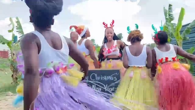 Гавайские девчонки поздравляют с Новым 2025 годом!