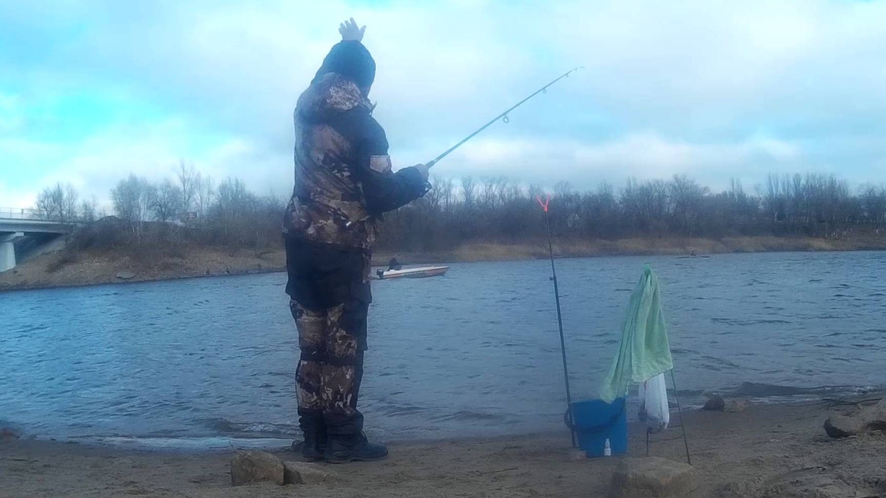 Лов плотвы на Ахтубе убывающая луна и юго-восточный ветер девять пятнадцать метров в секунду.