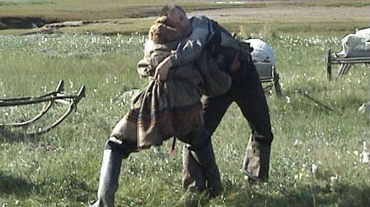 Досуг оленеводов, танец лебедя, чтение легенд, национальные единоборства