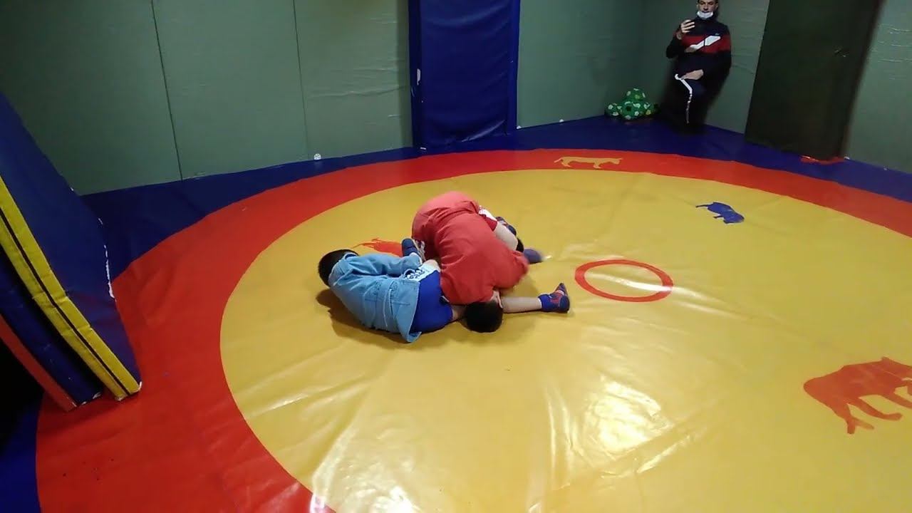 Рычаг колена против рычага локтя