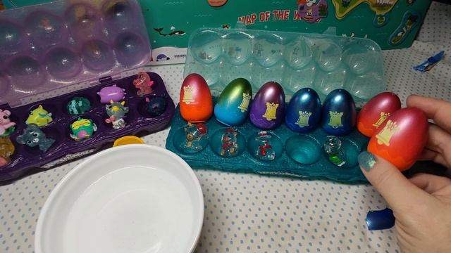 Открываем сюрпризы из Красного и белого. Яички типа hatchimals