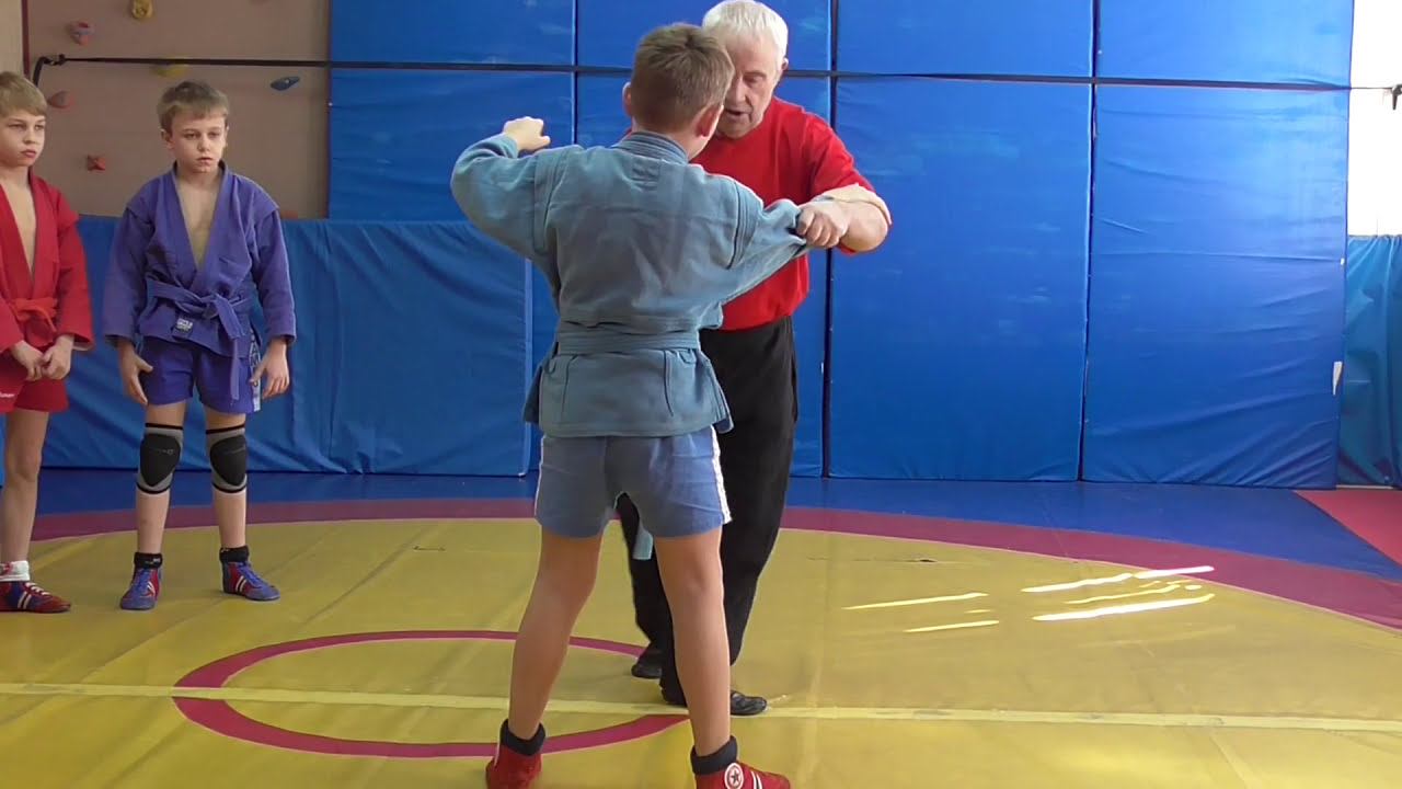 Бросок через бедро с захватом шеи, захватом туловища