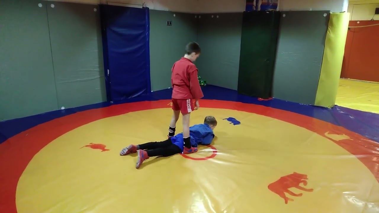 Икроножка против лежащего на животе