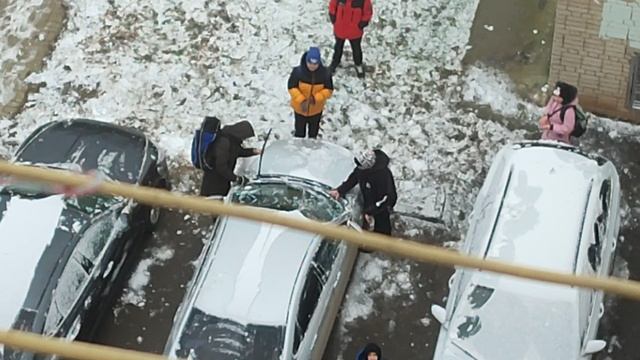 Зима. Снег.Машины. Школьники. Радость.