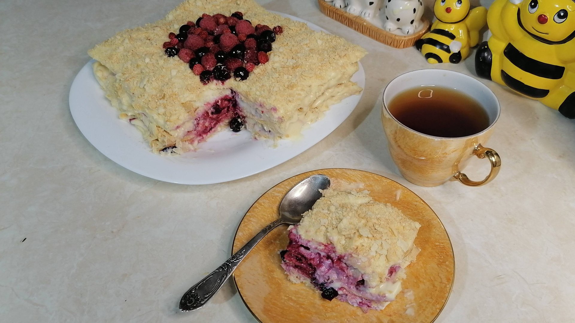 Торт Наполеон с оригинальной ягодной начинкой.