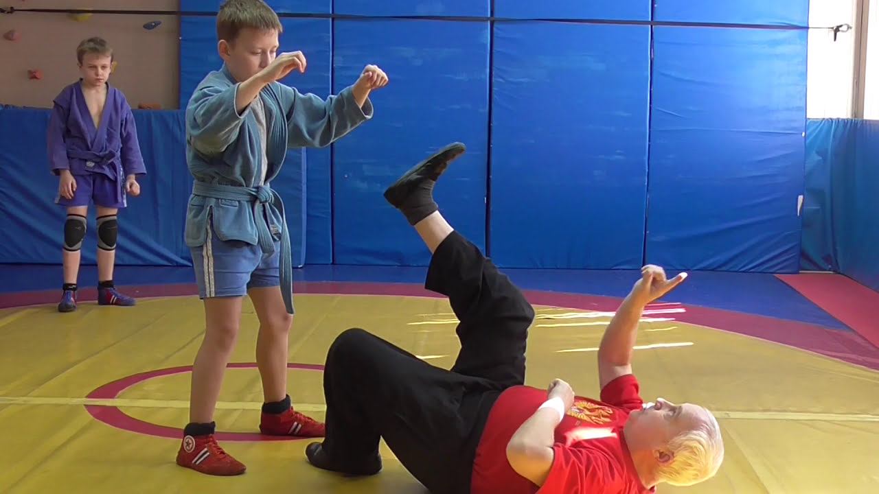 Бросок через голову,сброс вбок