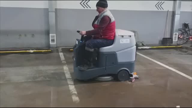 Мини райдер в деле на парковке.