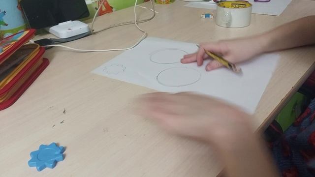 .mp4 моя сестра и рисует рисунки