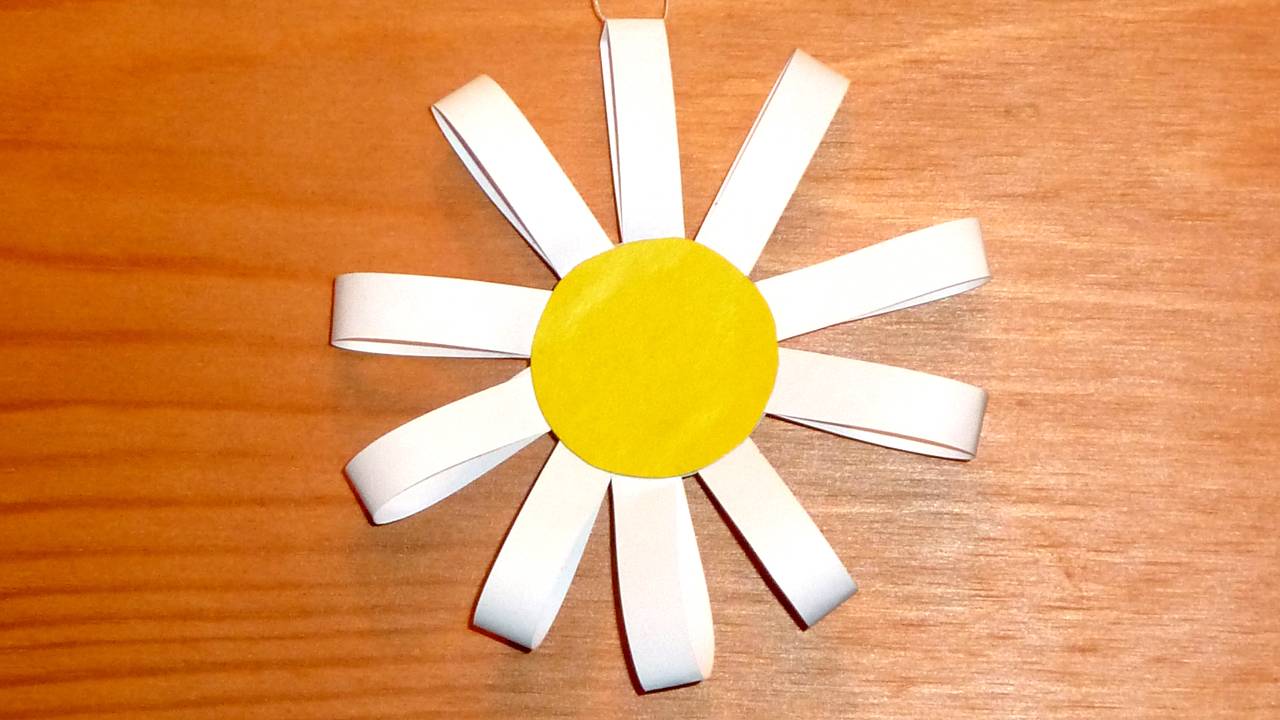 Ромашка из бумажных петелек
