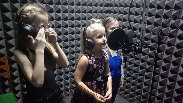 Света Дельфинчик в студии звукозаписи