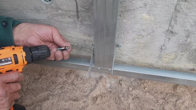 Заказ-Дом.рф - установка металлического каркаса под отделку цоколя фундамента фасадными плитами