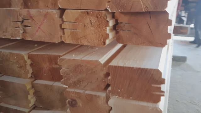 Компенсационный пропил в брусе - нужен для снижения внутреннего напряжения брусе при сушке