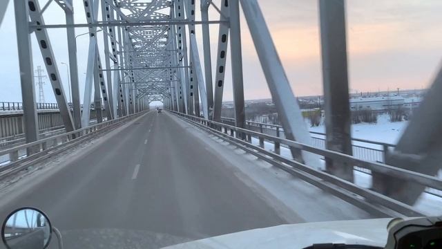 Баранку руки трогают любя.