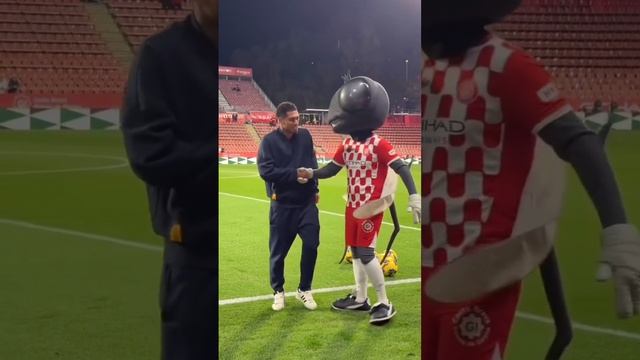 Джуд Беллингем и маскот Жироны