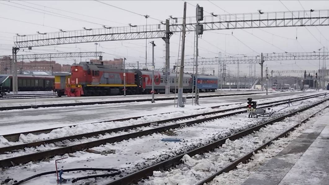 ТЭМ18ДМ-574 с пассажирским вагоном и вагоном "Тягово-энергическая лаборатория"
