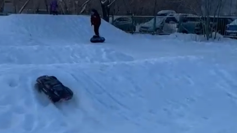 TRAXXAS slash 4X4 Ultimate на зимних трамплинах в скейт-парке