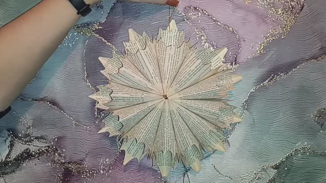 Делаем большую объёмную снежинку из листов бумаги. Поделки из бумаги