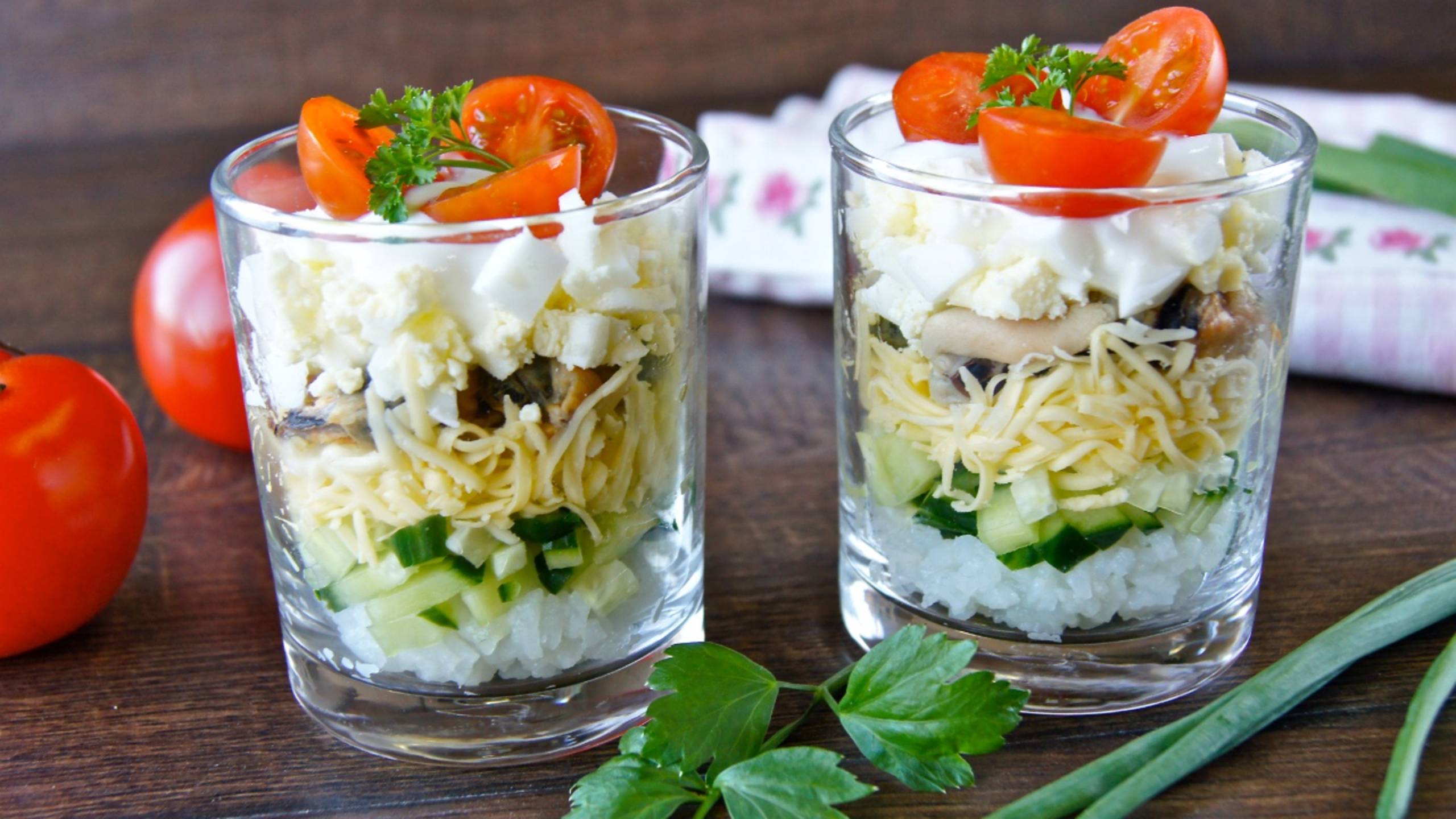 🥗 Салат с мидиями слоями - порционная подача в стаканах, идеально к праздничному столу