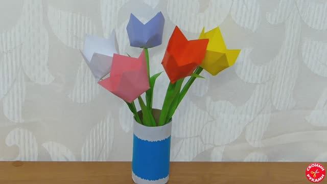 Бумажные тюльпаны в вазочке из втулки от туалетной бумаги