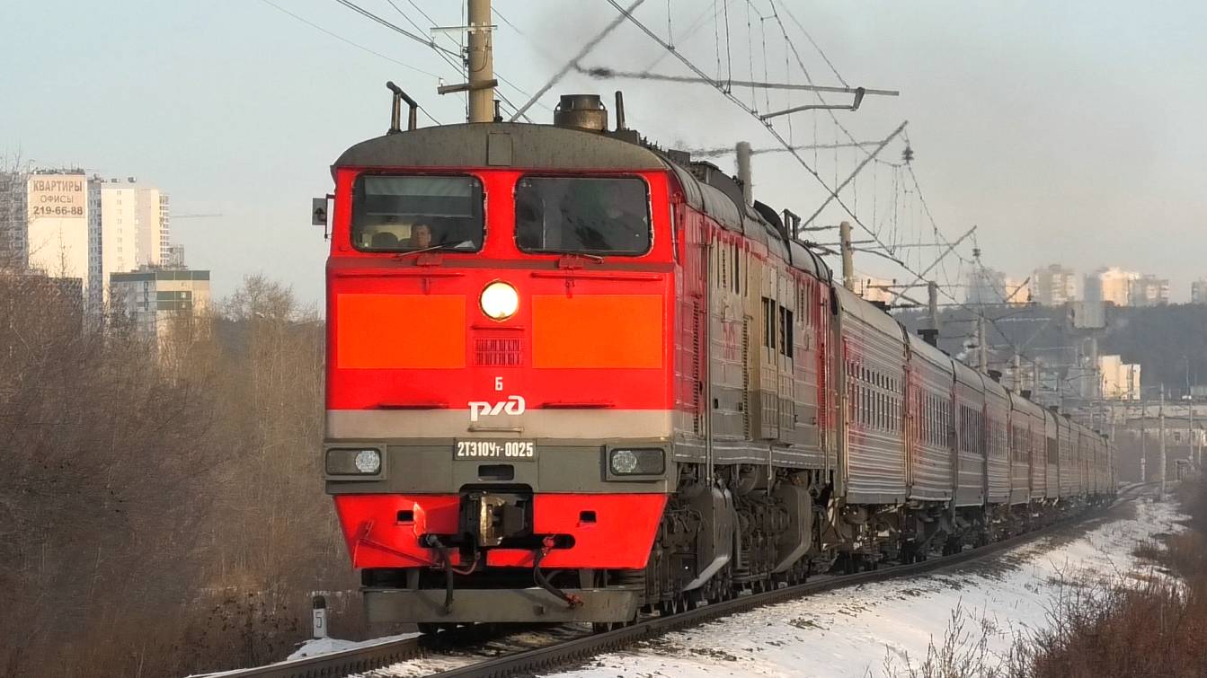 2ТЭ10УТ-0025 со скорым поездом Нижневартовск — Пенза