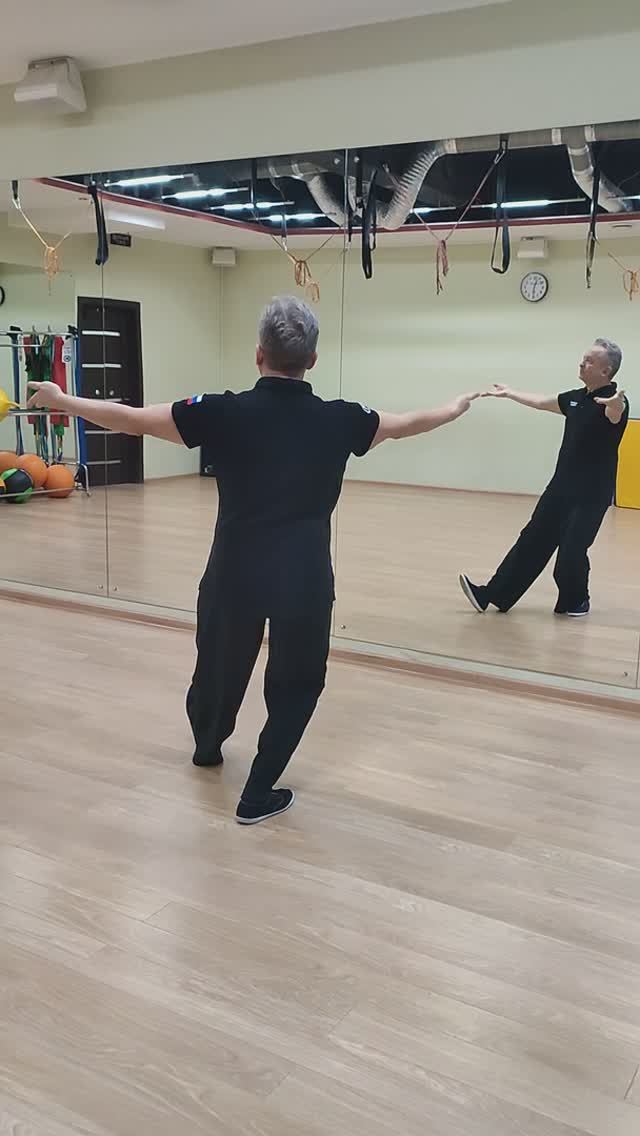 2. Белая обезьяна преподносит фрукты /влево/