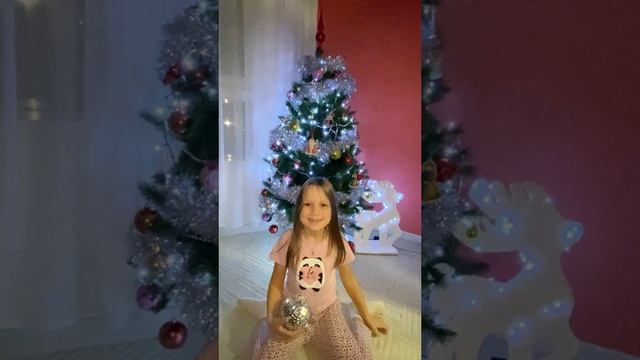 А вы уже нарядили елку? #елка #новогоднее_наступление #новагодняя #елкишарикихлапцшки