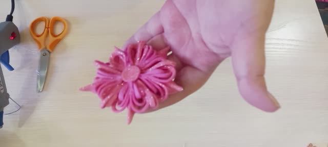 Очень красивая новогодняя снежинка из фоамирана своими руками