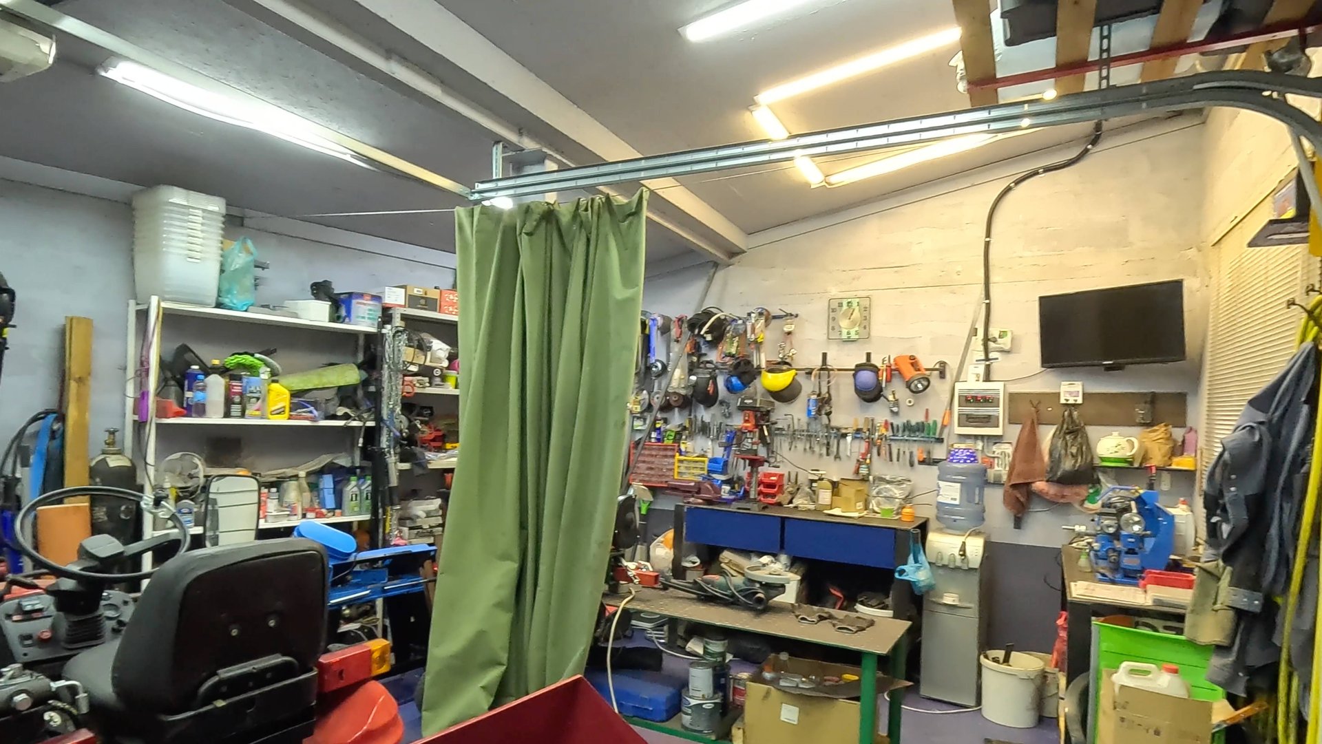 Небольшой обзор гаража на даче...