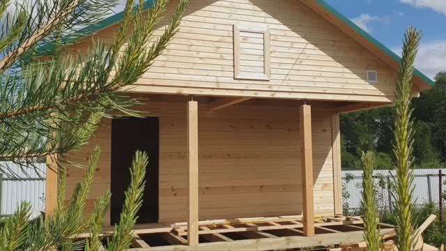 Обзор строительства на заказ сруба бани из профилированного бруса под усадку - по базовому проекту