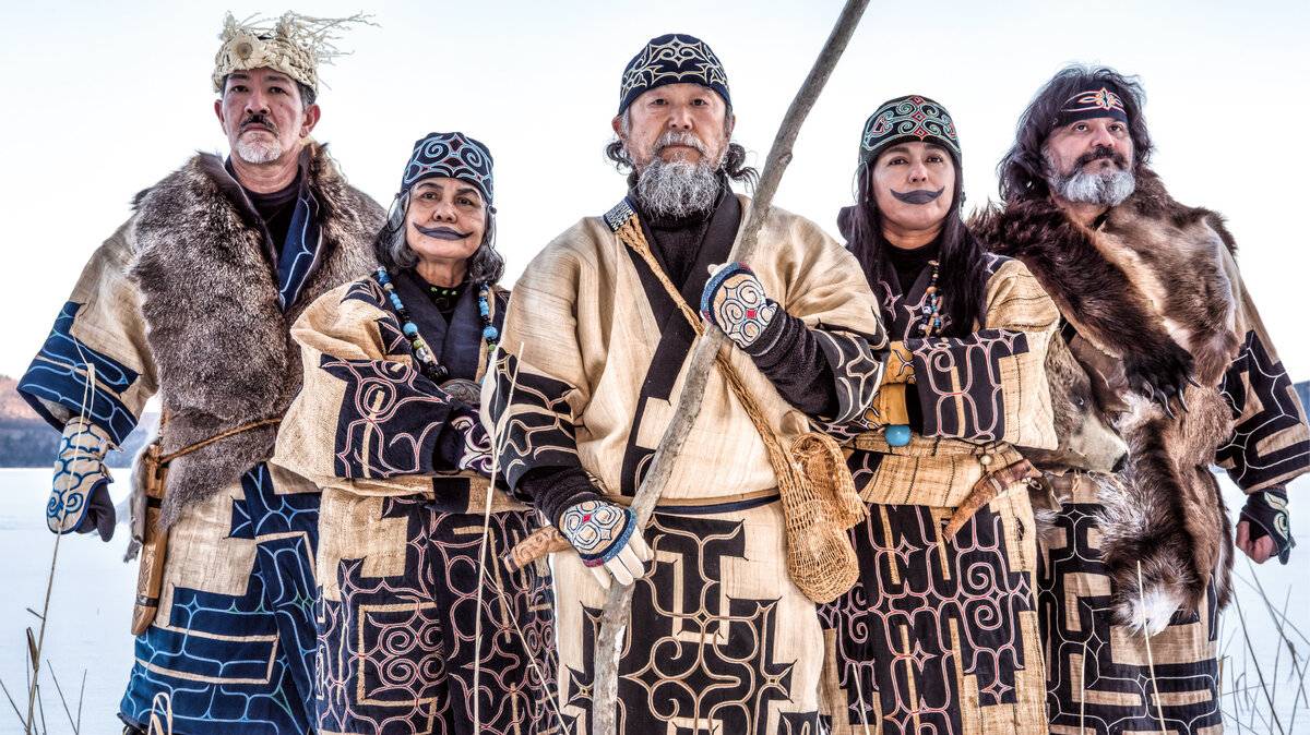 Йесо. Собаки охотятся на китов, а прелюбодеев жестоко казнят.