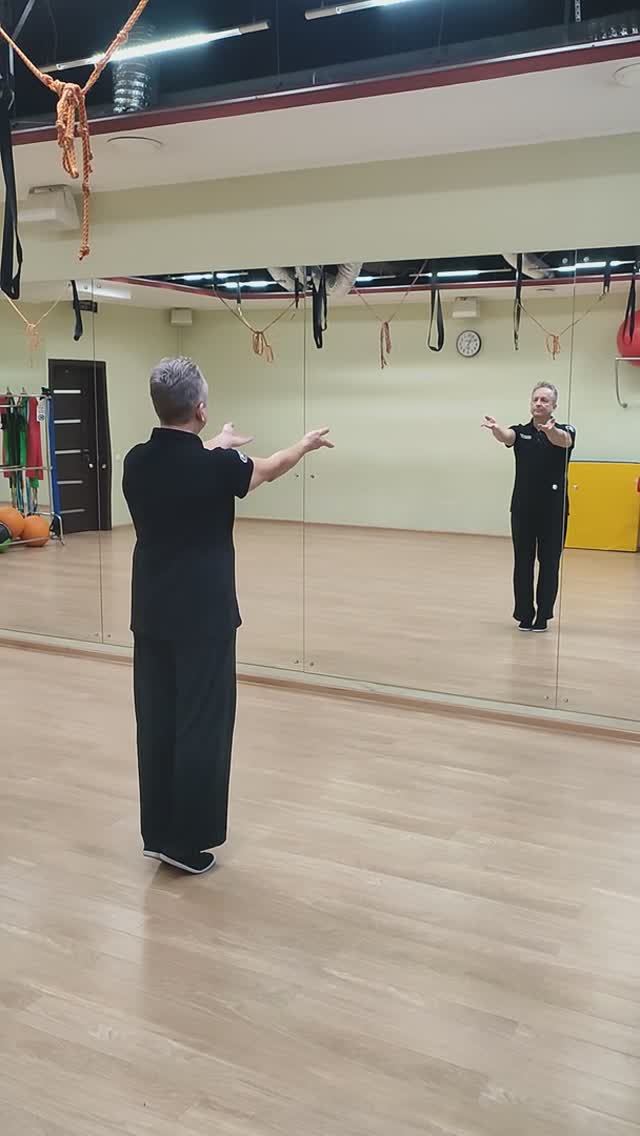 1. Начать танцевать, услышав кукареканье петуха/по 2 раза/первая часть