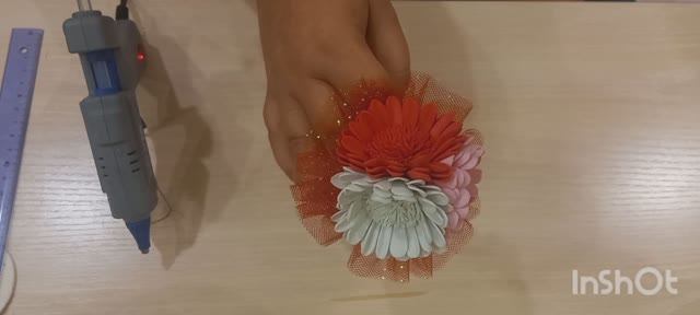 Очень красивый аксессуар для волос из фоамирана и фатина своими руками.