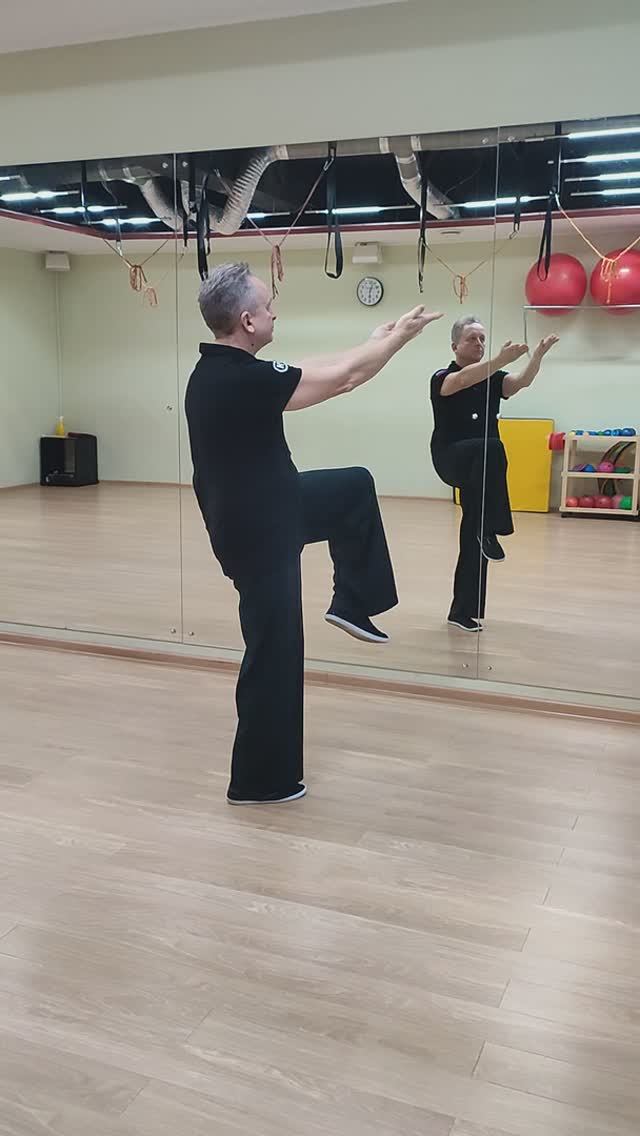 2. Белая обезьяна преподносит фрукты /вправо/