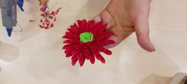 Красная хризантема с зеленой сердцевиной из фоамирана