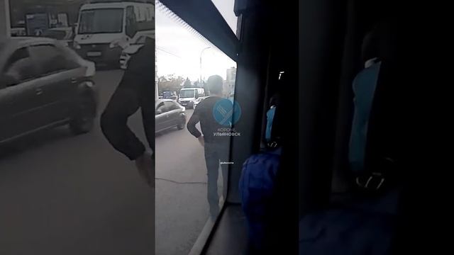 Водитель маршрутки №82 остановился посреди пути и вышел покурить.