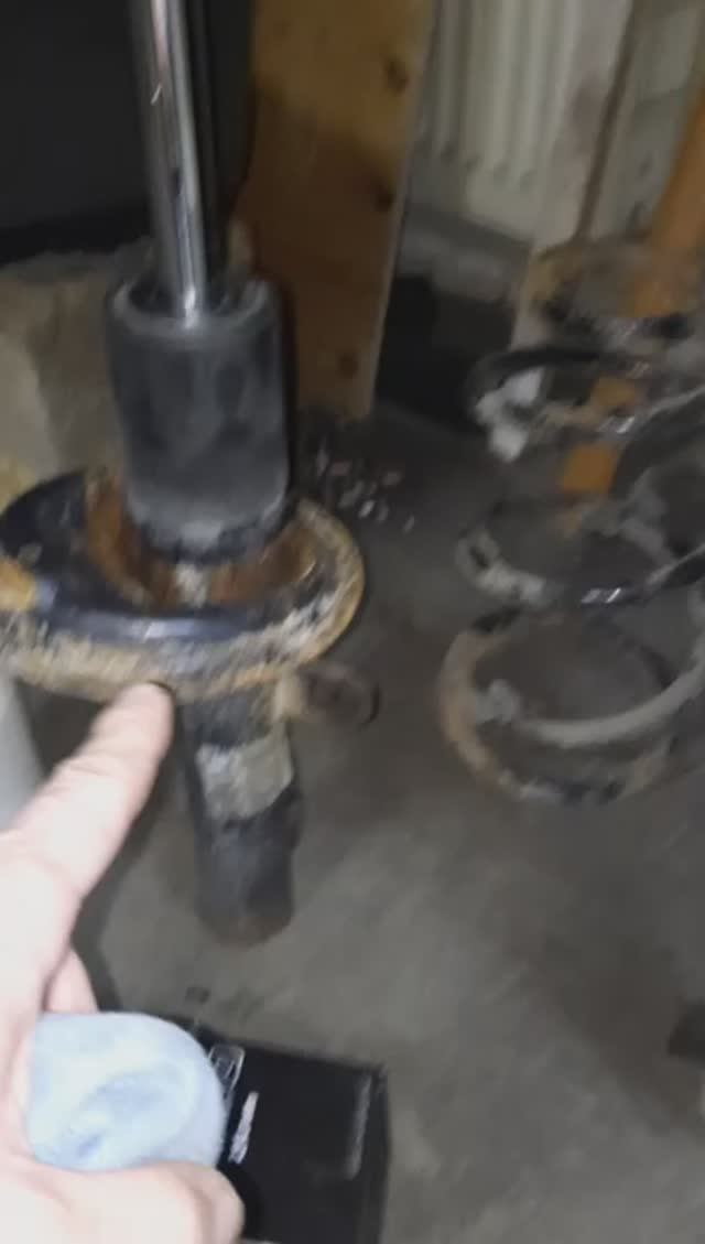 Сидит морда на Форде. Разобрал стойки