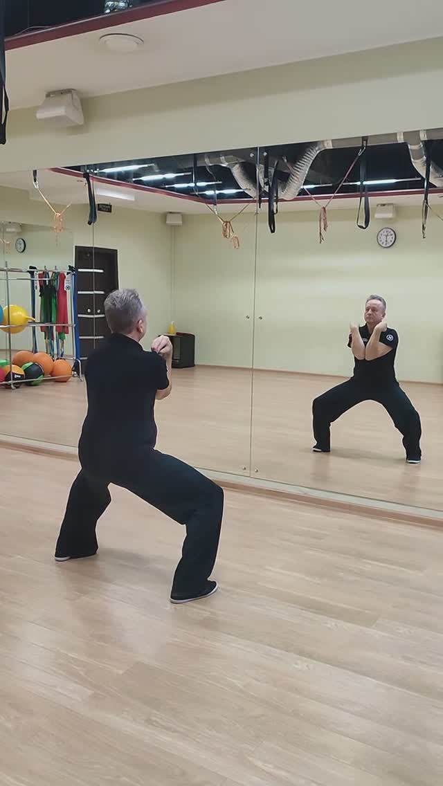 3. Золотой слон вращает хоботом /влево/