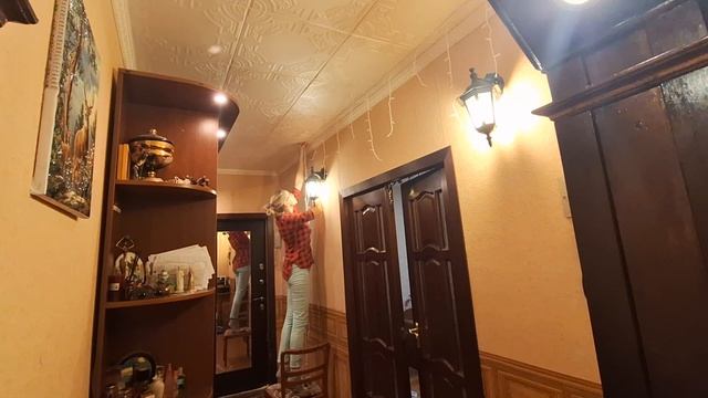 Украсила потолок гирляндой к новому году