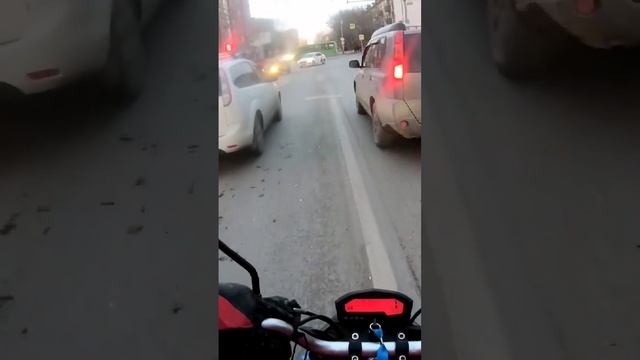 Мопед JT50 протискивается между зеркалами