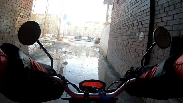 Мопед JT50 звук стандартного выхлопа в арке дома