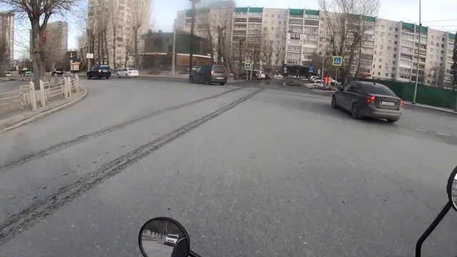 Мопед JT50 двигаюсь по городу