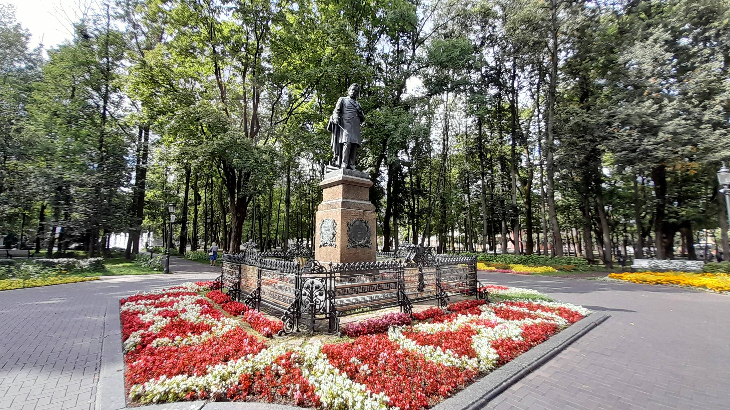 Музыкальный памятник Глинке в Смоленске. Сад Блонье. Музыка композитора в парке.