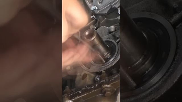 Простой и быстрый способ снятия сальников #Shorts