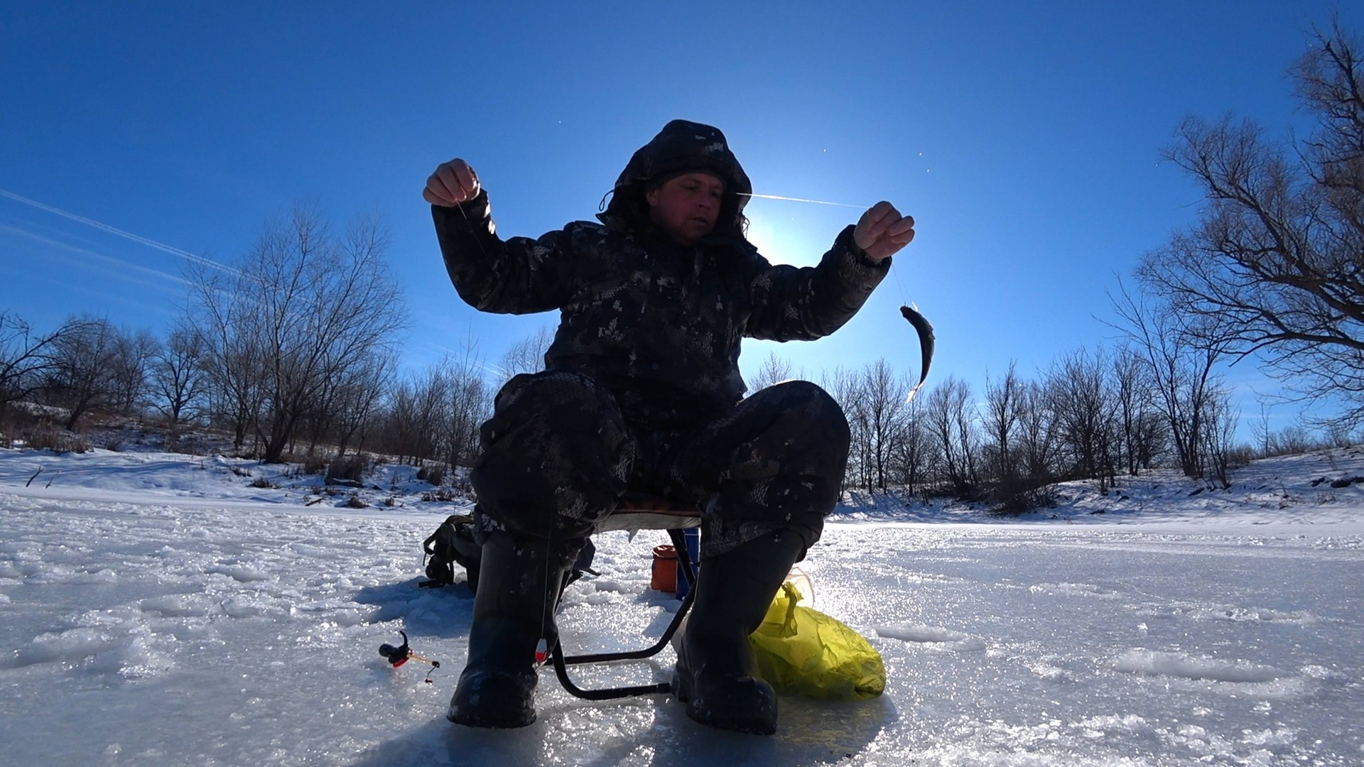Жерлицы стреляют одна за другой не успеваю ловить живца.