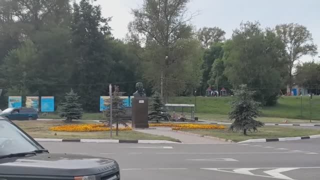 Ай, да Пушкин! Здоровец. Памятник к которому не подойти. Торжок.