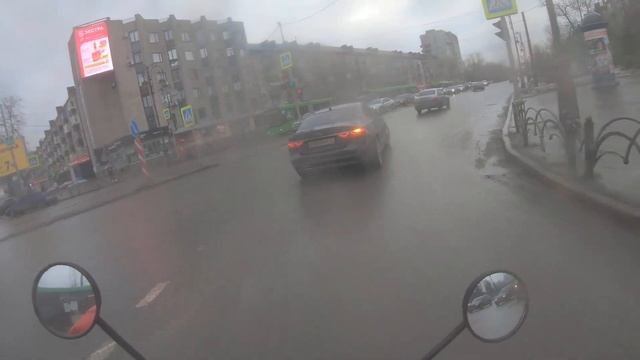 Мпопед JT50  едет по городу