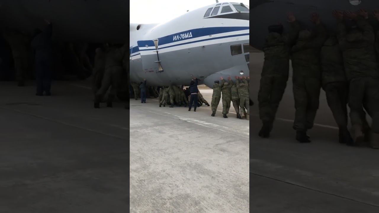 Что тут происходит? Парковка Ил-76МД силами дембелей.