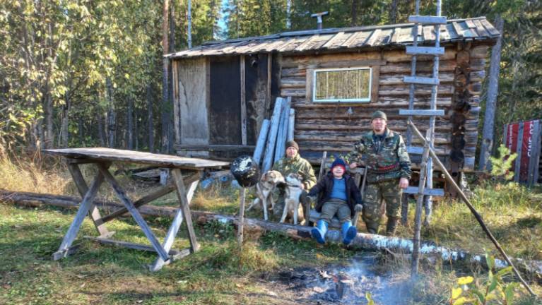 ЖИВЕМ В ТАЙГЕ.ДОБЫЛ МЯСО.ИЩЕМ ЛОСЕЙ,НАШЛИ КАБАНОВ.ГОТОВИМ НА КОСТРЕ.СУП ИЗ РЯБЧИКА.